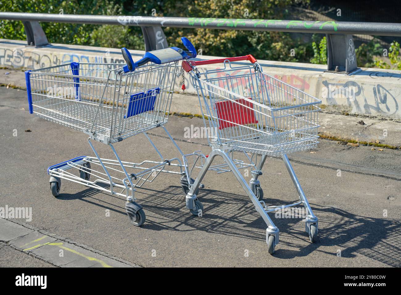 Leere einkaufswagen hi-res stock photography and images - Alamy