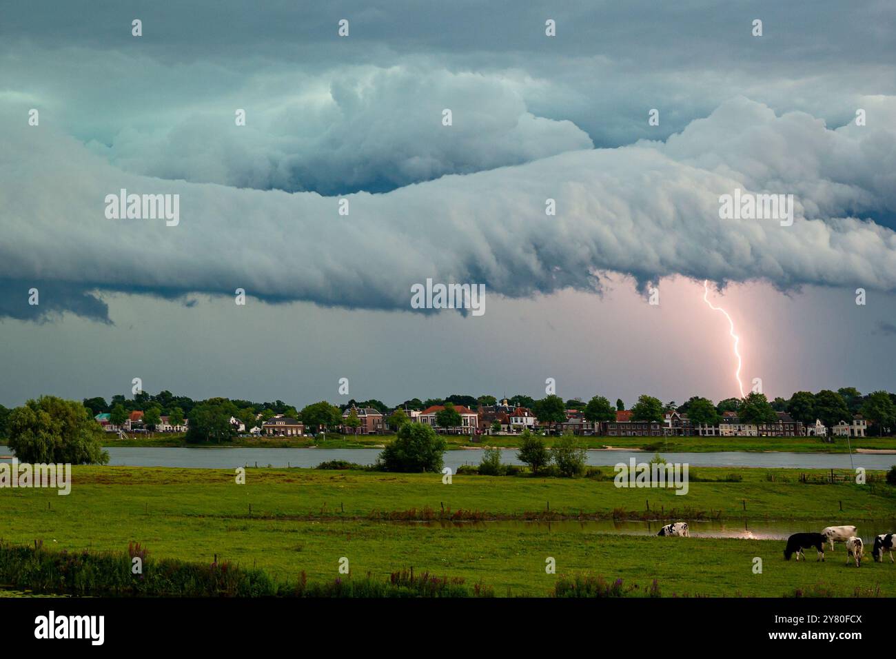 Dramatic looking sky as a shelf cloud from a severe thunderstorm ...