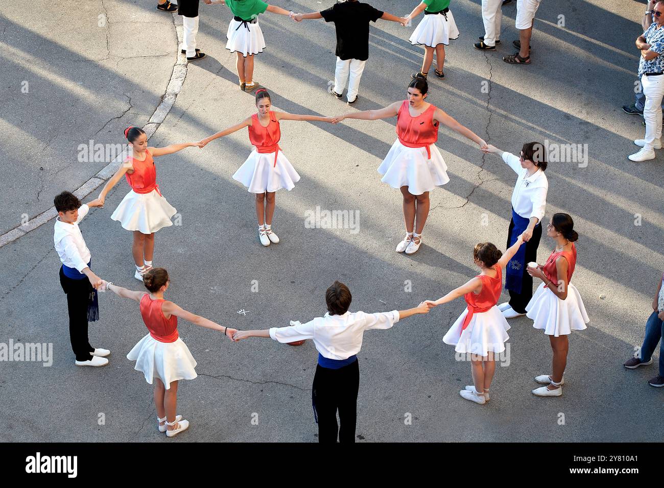 Catalunya dance hi-res stock photography and images - Alamy