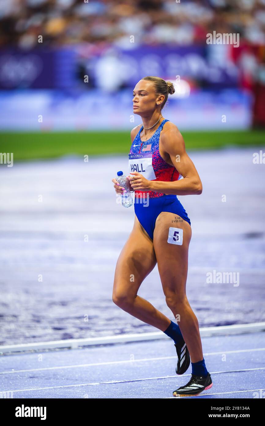 Anna Hall participating in the 800 m at the Paris 2024 Olympic Games ...