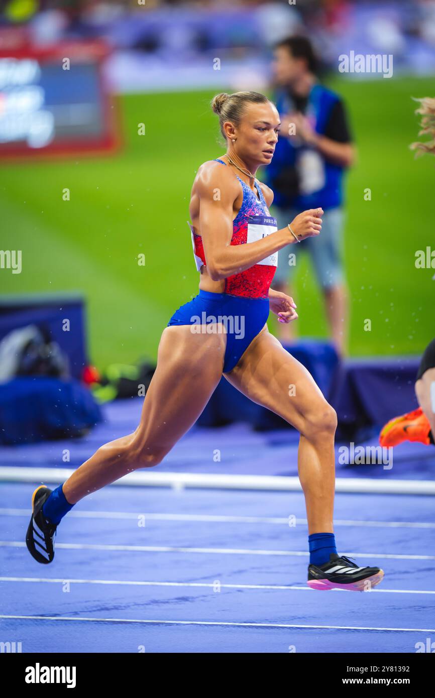 Anna Hall participating in the 800 m at the Paris 2024 Olympic Games ...