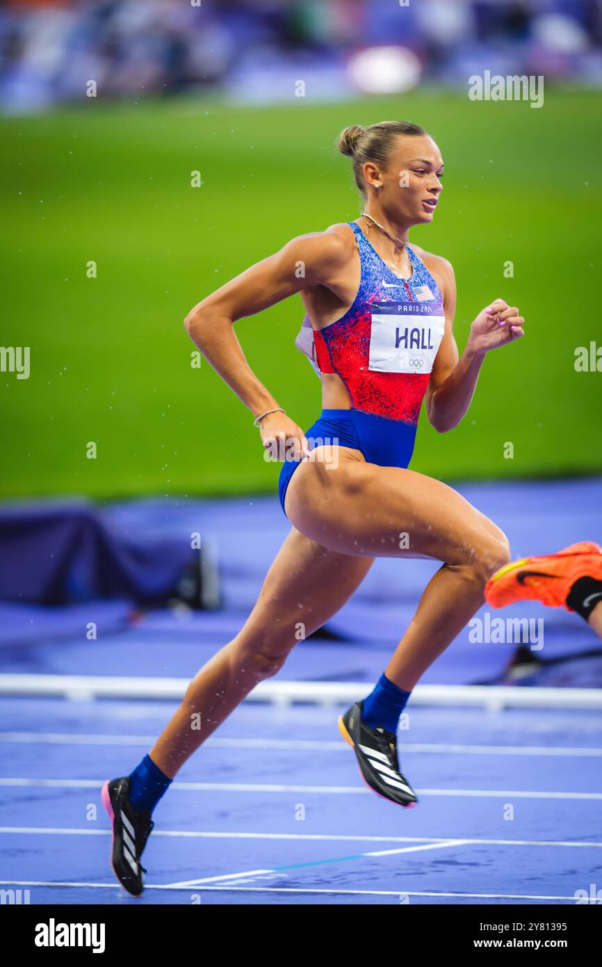 Anna Hall participating in the 800 m at the Paris 2024 Olympic Games ...