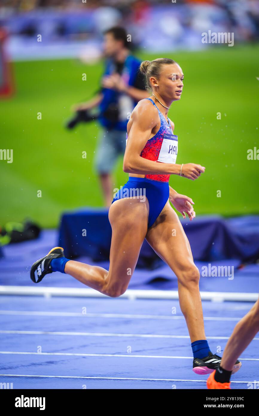 Anna Hall participating in the 800 m at the Paris 2024 Olympic Games ...