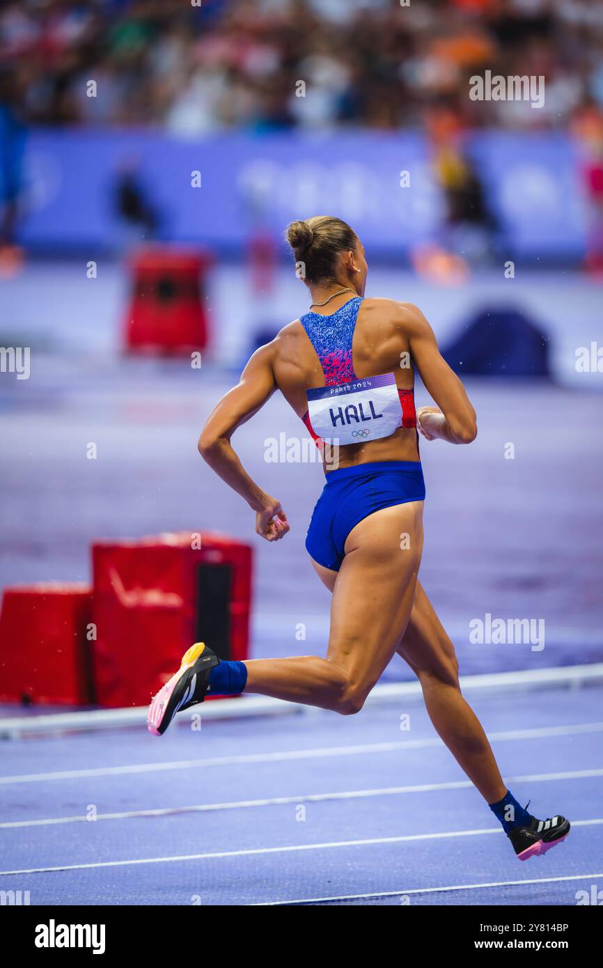 Anna Hall participating in the 800 m at the Paris 2024 Olympic Games ...