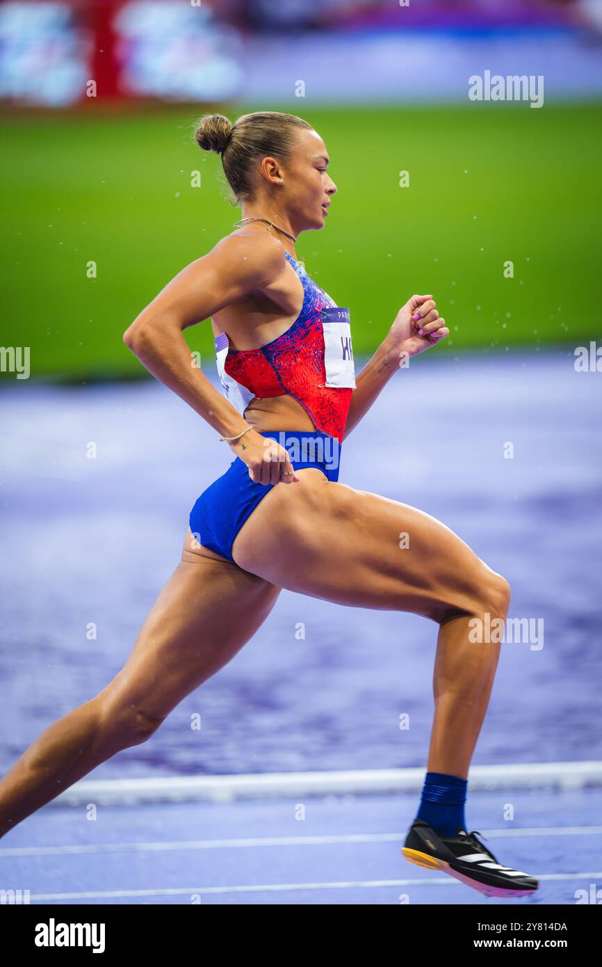 Anna Hall participating in the 800 m at the Paris 2024 Olympic Games ...