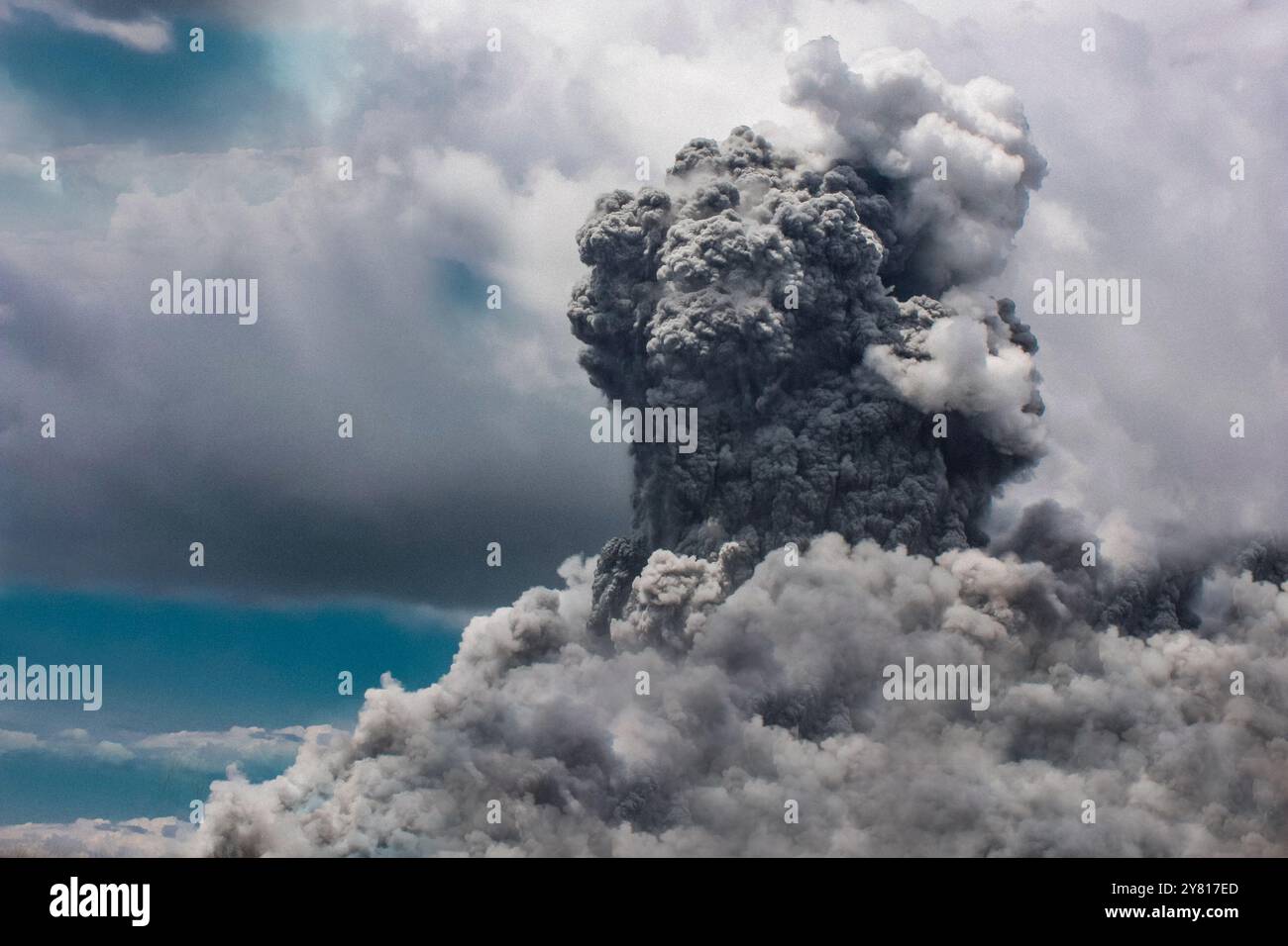 A thick cloud of gray volcanic smoke. Texture or background Stock Photo ...
