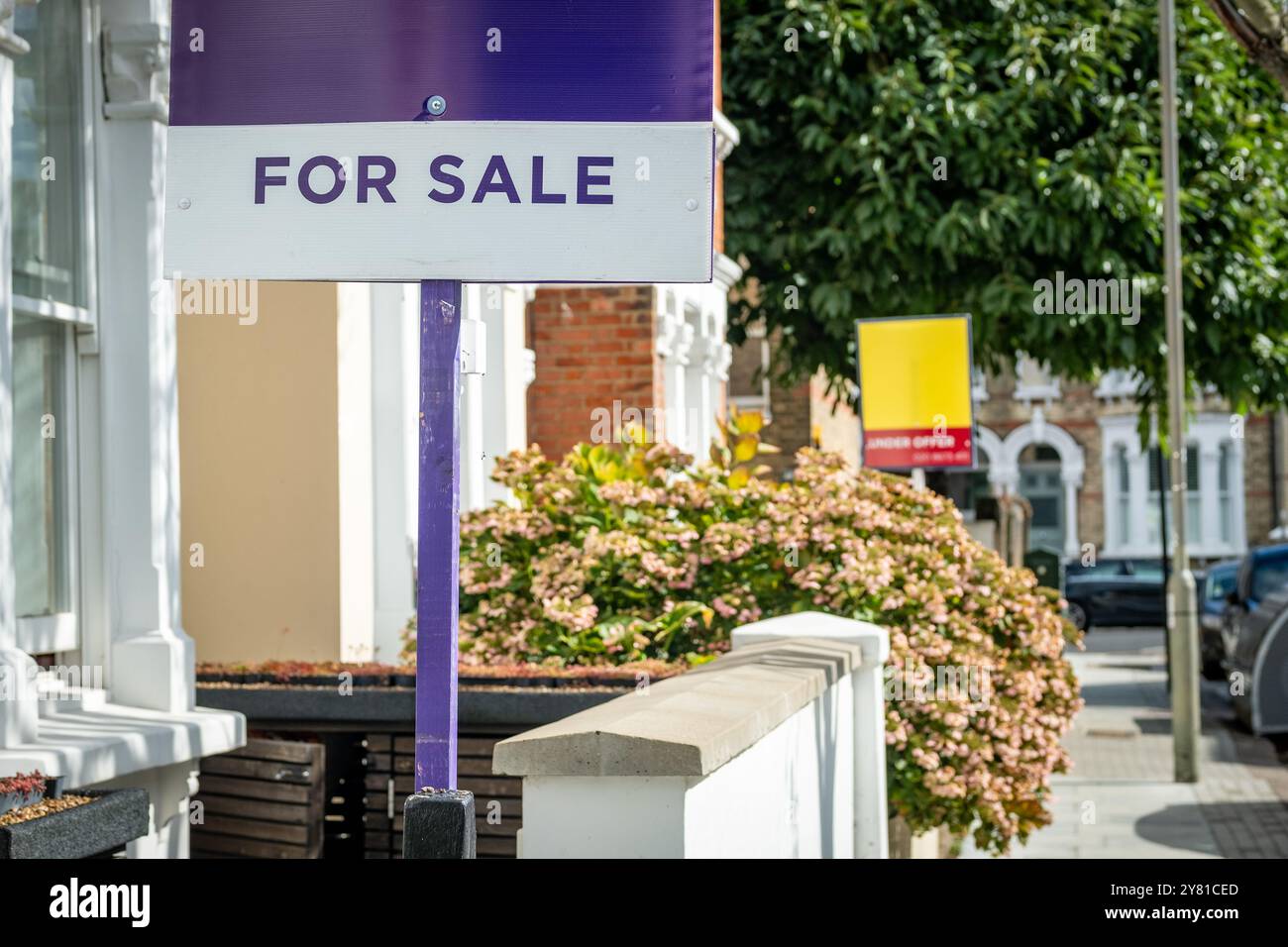 Estate Agent 'For Sale' sign on street of British terraced houses Stock ...