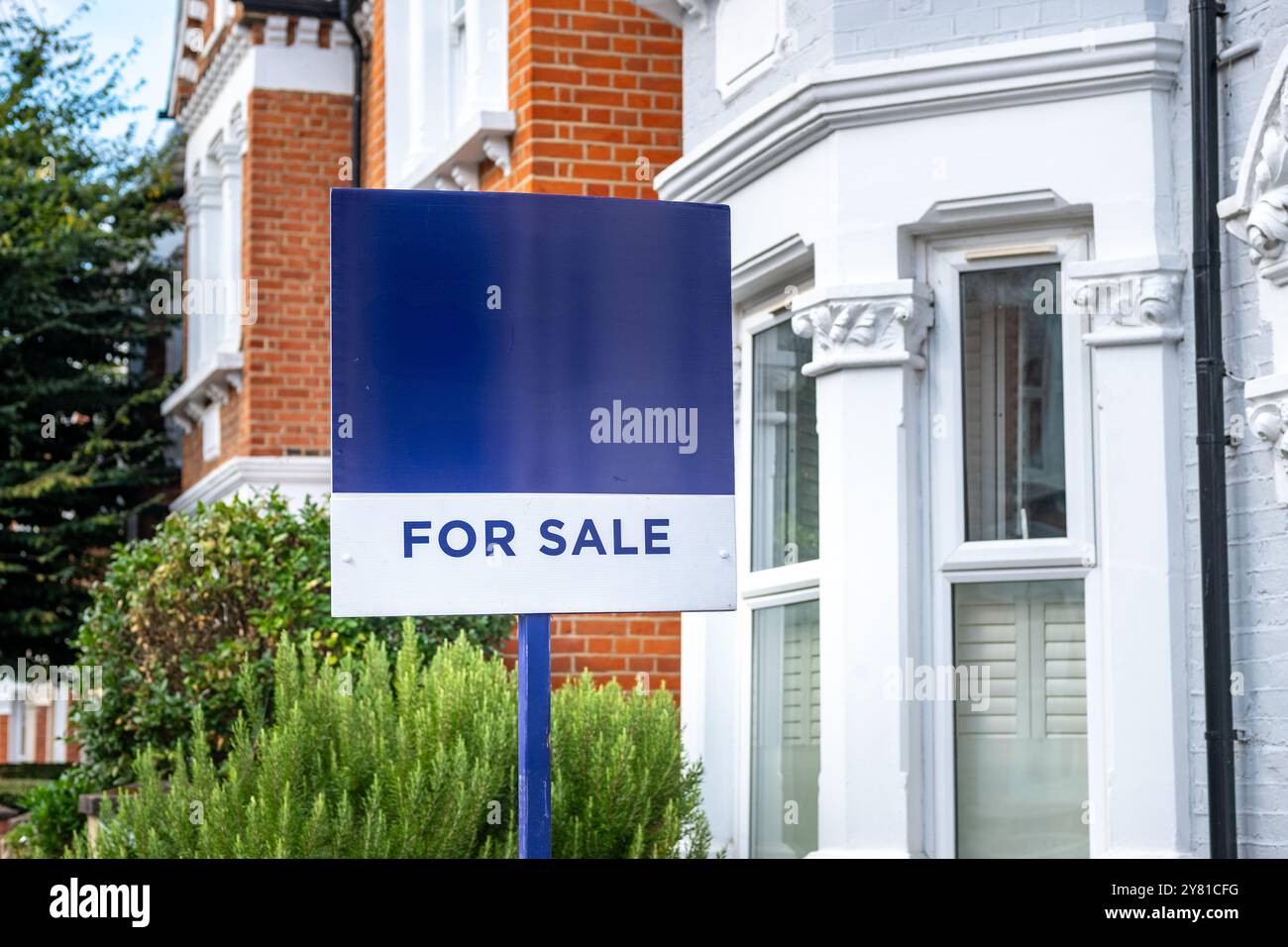 Estate Agent 'For Sale' sign on street of British terraced houses Stock ...