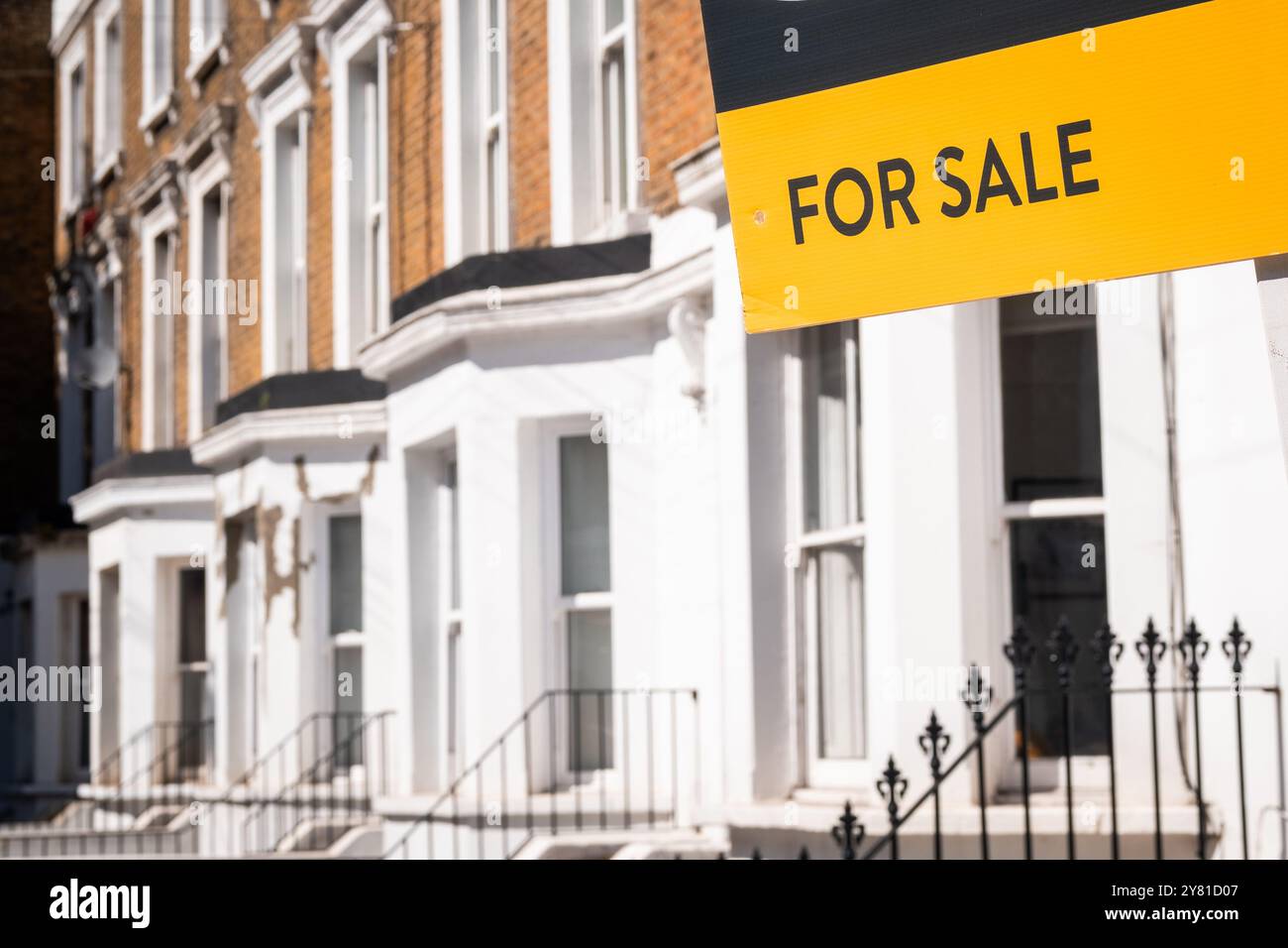Home for sale signboard hi-res stock photography and images - Alamy