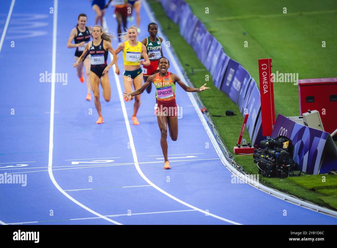 Faith Kipyegon winning in the 1500 meters at the Paris 2024 Olympic ...