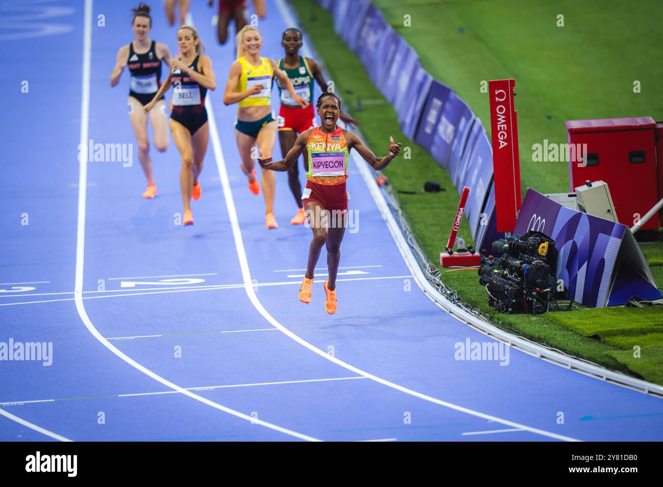 Faith Kipyegon winning in the 1500 meters at the Paris 2024 Olympic ...