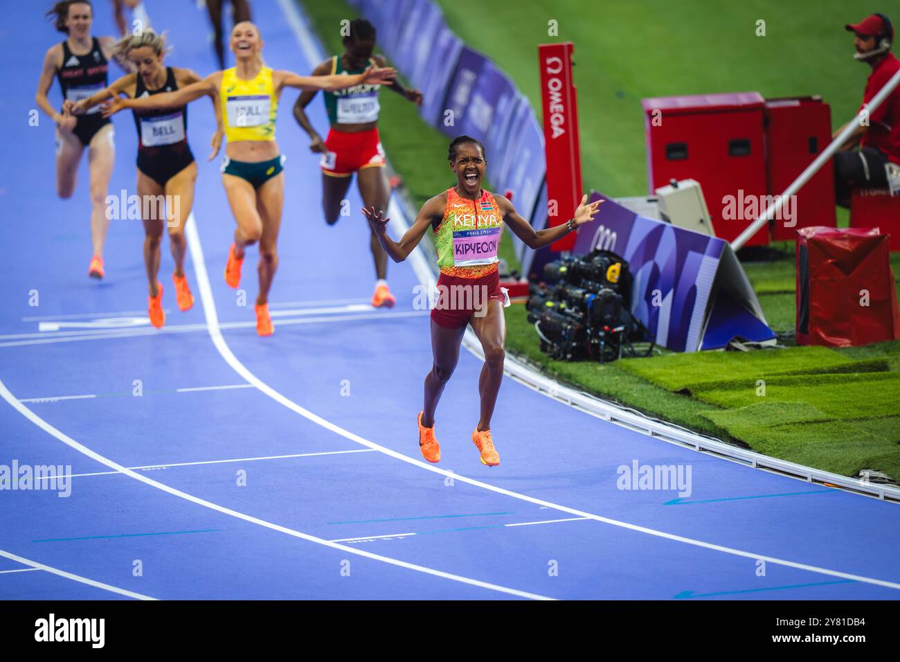 Faith Kipyegon winning in the 1500 meters at the Paris 2024 Olympic ...