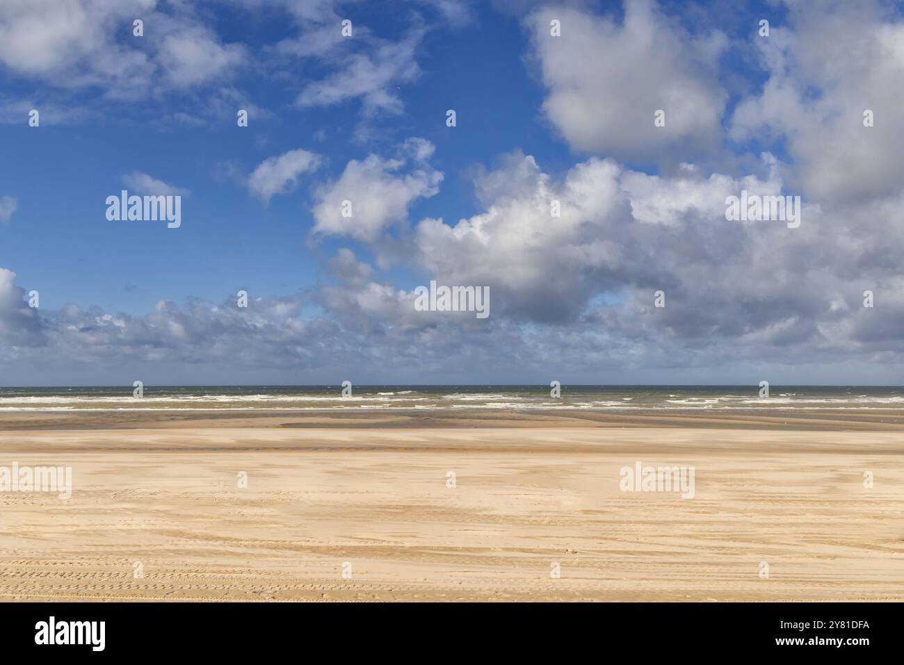 Empty sandy coast sea hi-res stock photography and images - Alamy