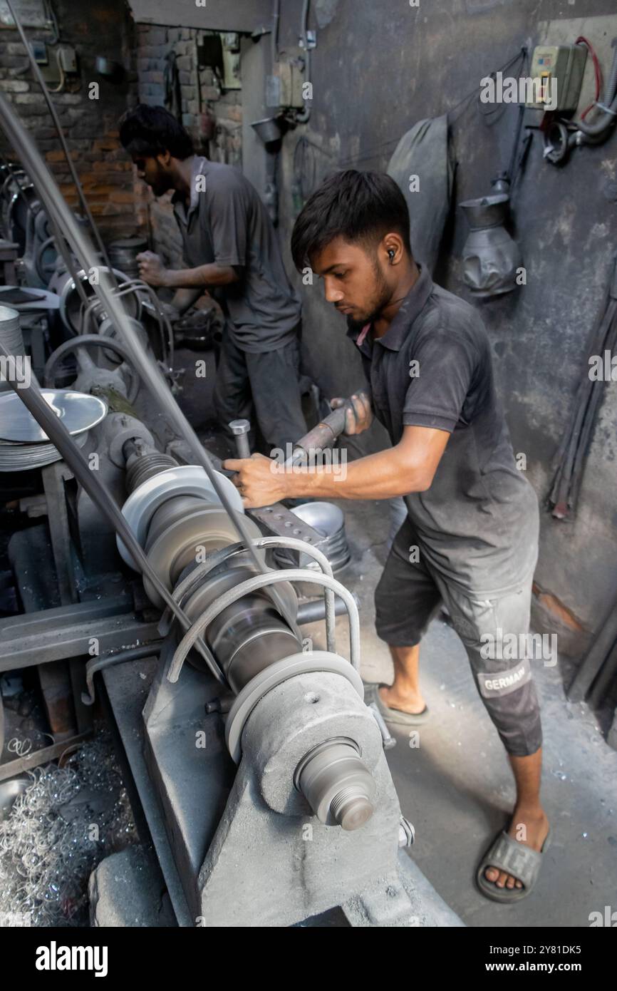 Dhaka, Dhaka, Bangladesh. 2nd Oct, 2024. In Dhaka's Kamrangirchar ...