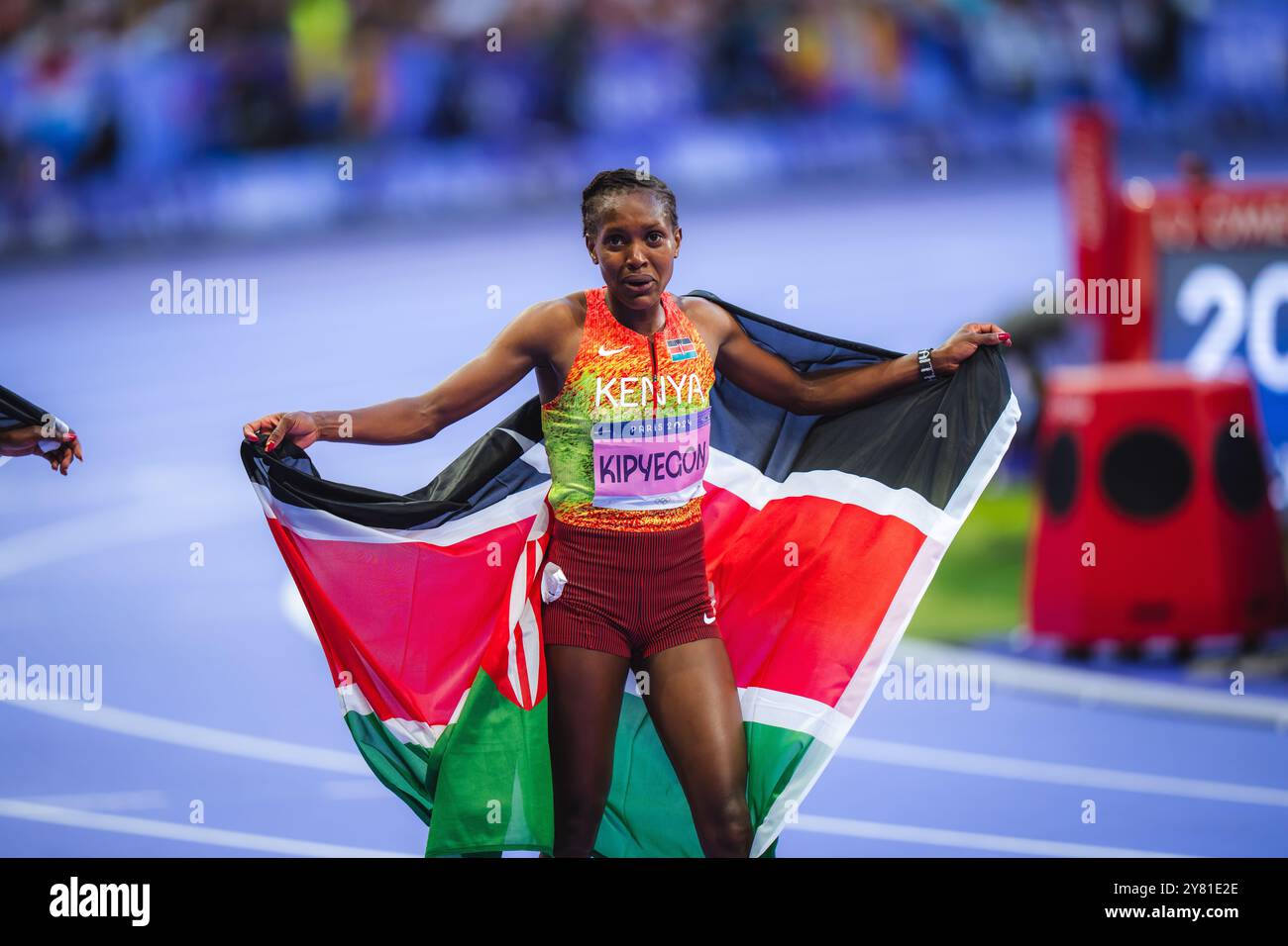 Faith Kipyegon celebrating her victory with her country's flag in the ...