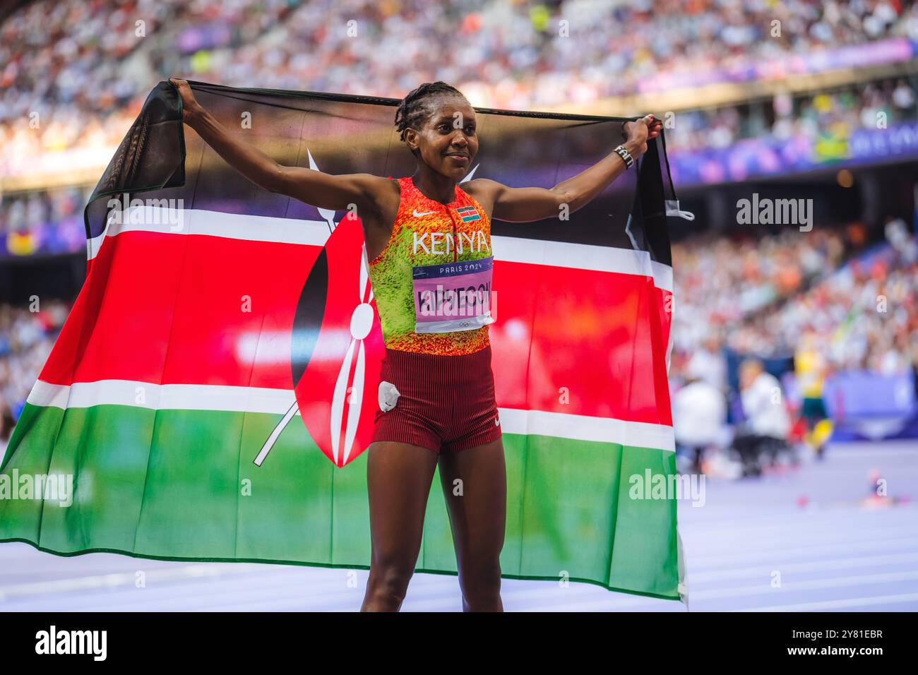 Faith Kipyegon celebrating her victory with her country's flag in the ...