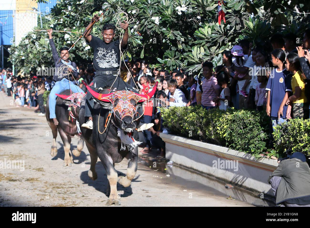 Kandal, Cambodia. 2nd Oct, 2024. Contestants take part in an annual ...