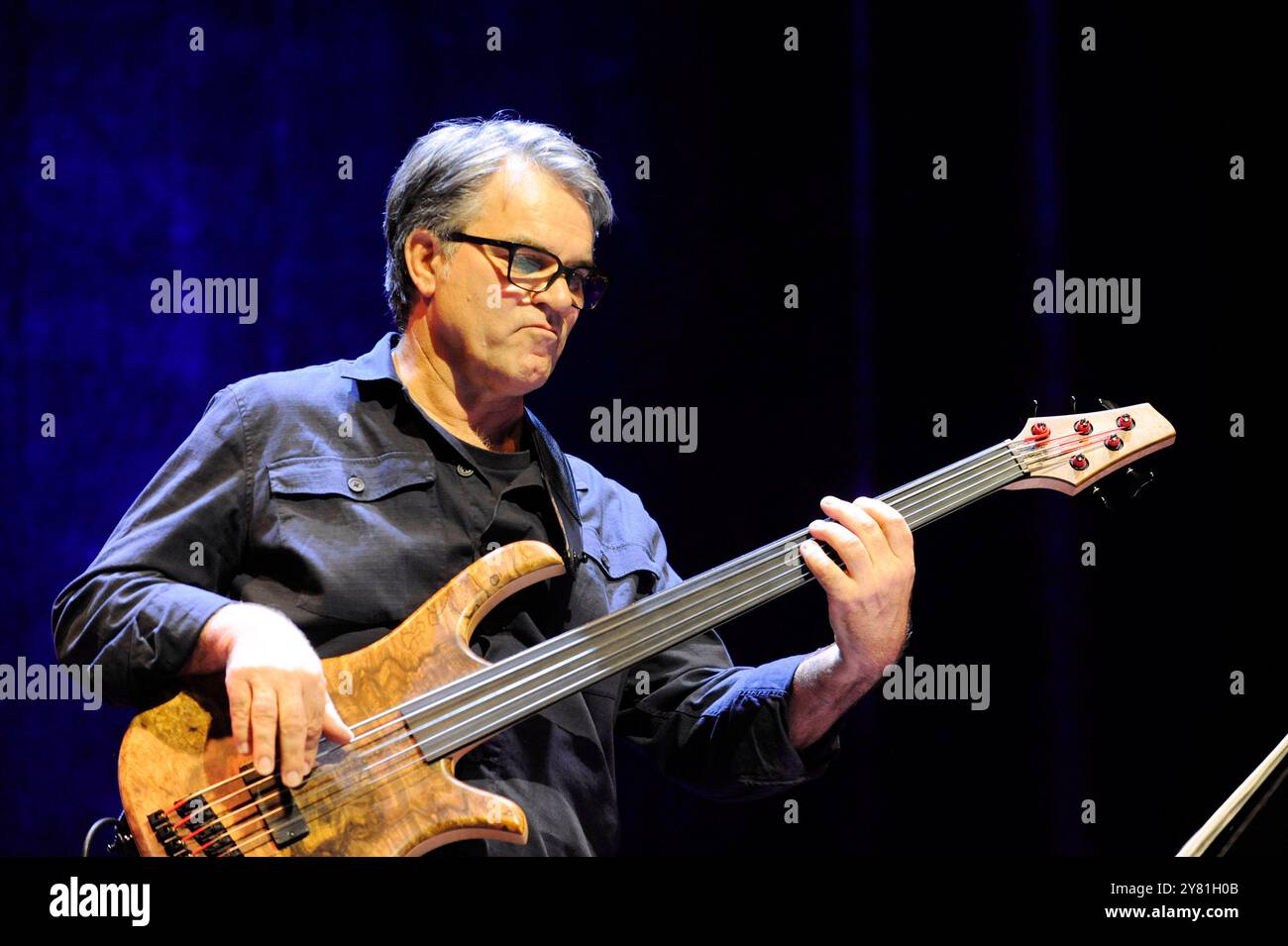 Der deutsche Jazz-Bassist Jan Kazda im Essener Grillo-Theater. German ...
