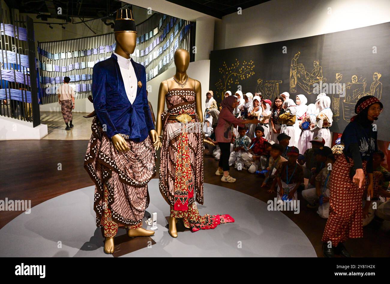 (241002) -- JAKARTA, Oct. 2, 2024 (Xinhua) -- Students visit the Museum ...