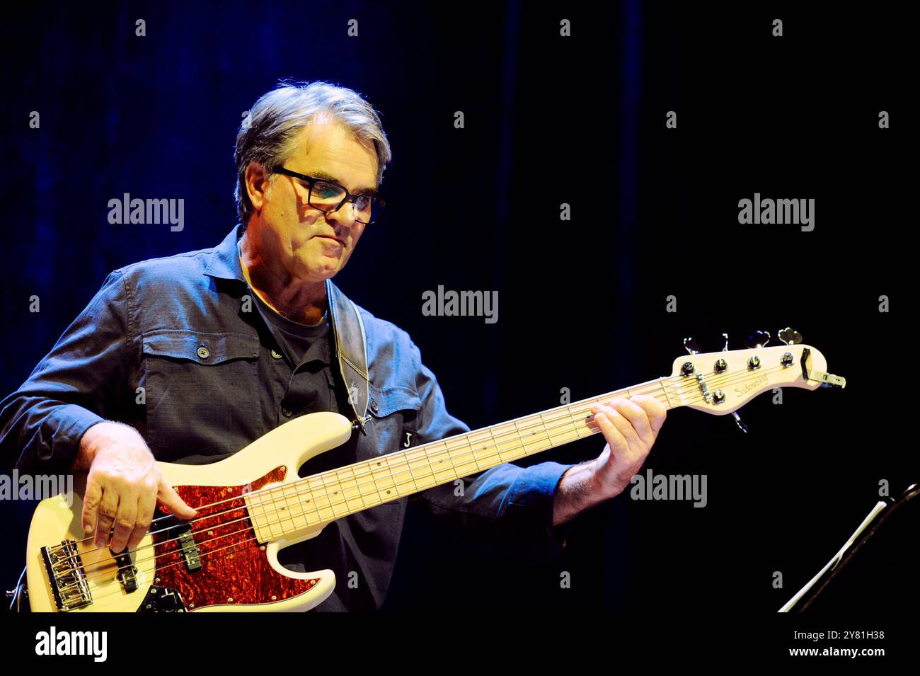 Der deutsche Jazz-Bassist Jan Kazda im Essener Grillo-Theater. German jazz bassist Jan Kazda in ...