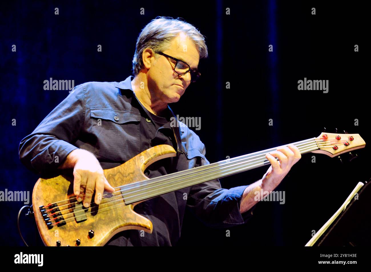 Der deutsche Jazz-Bassist Jan Kazda im Essener Grillo-Theater. German jazz bassist Jan Kazda in ...