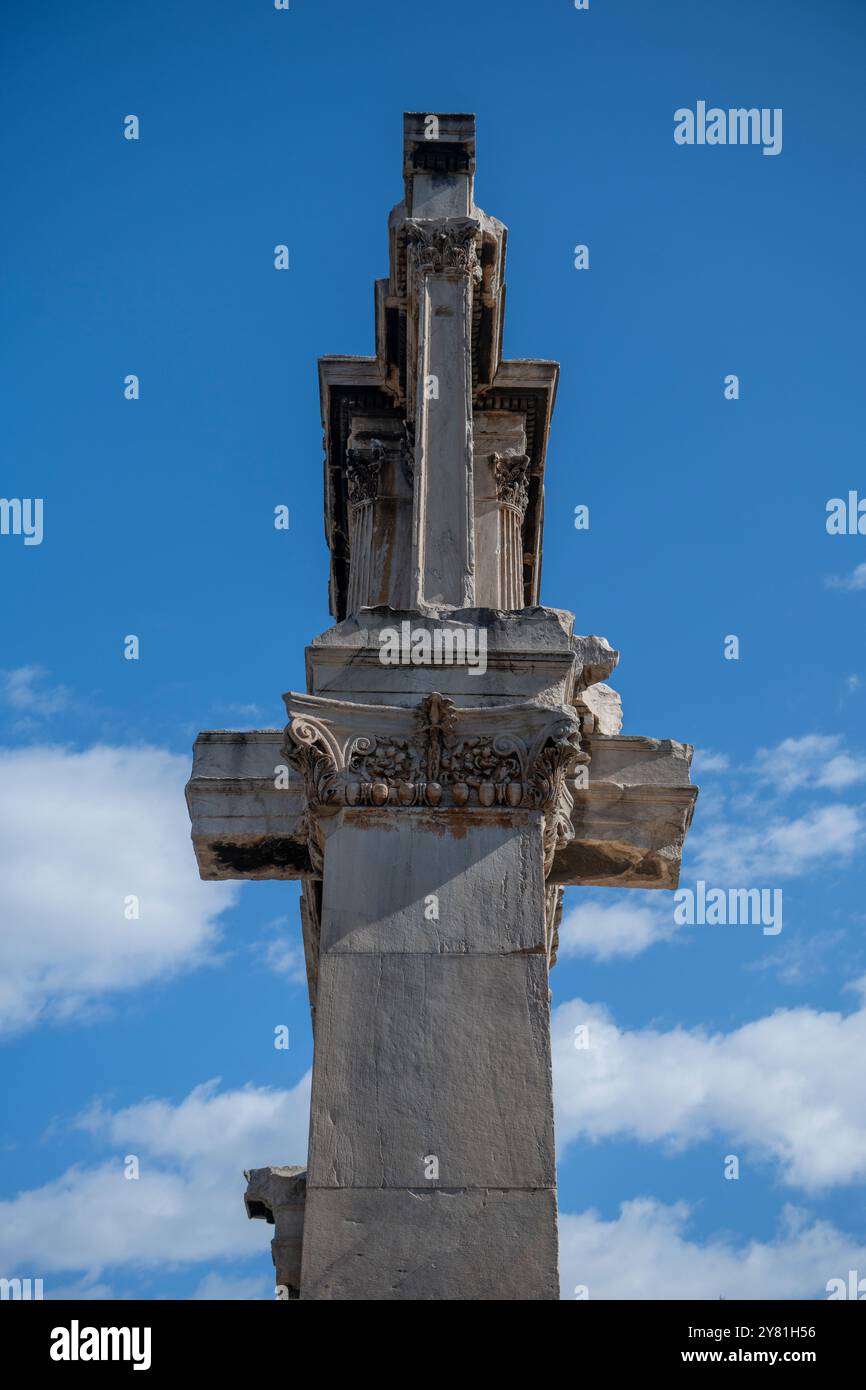 The spectacular stone columns of Hadrians Arch and Temple of Zeus ...