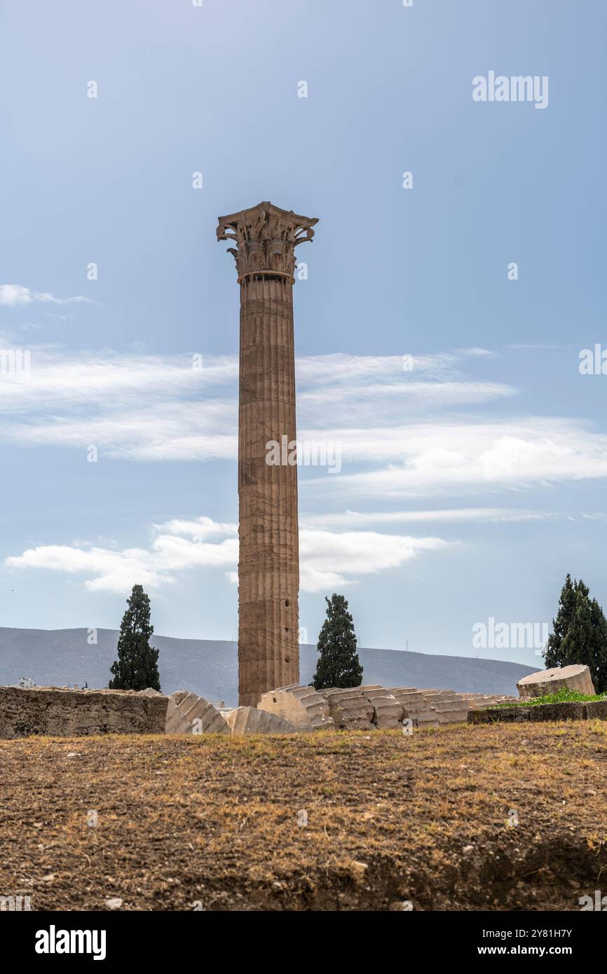 The spectacular stone columns of Hadrians Arch and Temple of Zeus ...