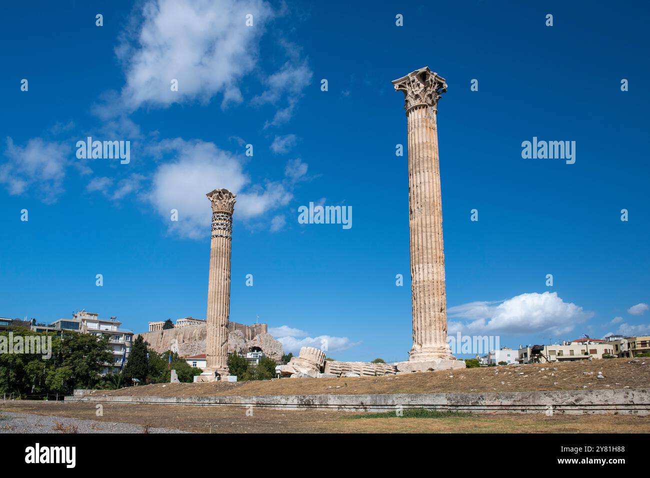 The spectacular stone columns of Hadrians Arch and Temple of Zeus ...