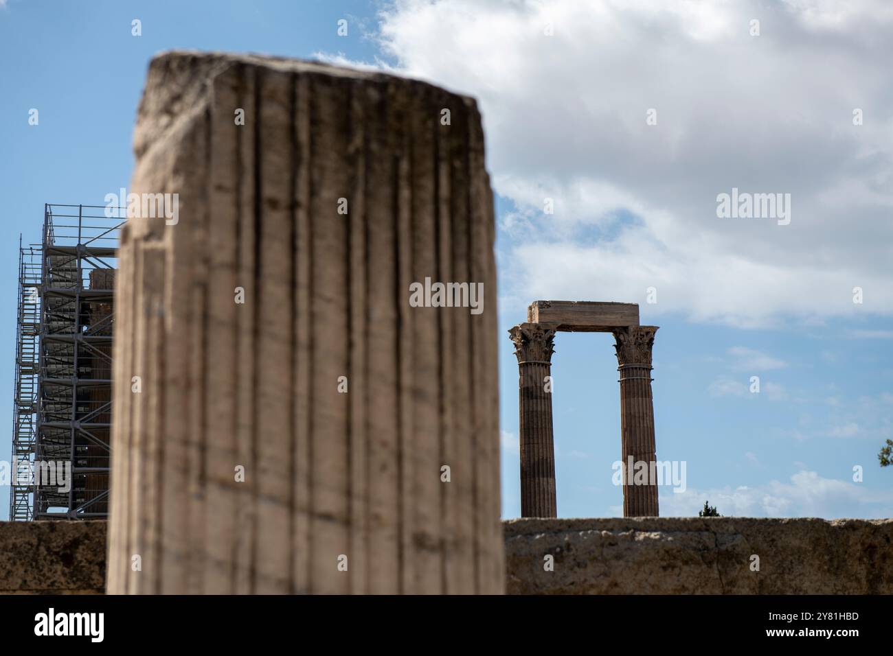 The spectacular stone columns of Hadrians Arch and Temple of Zeus ...