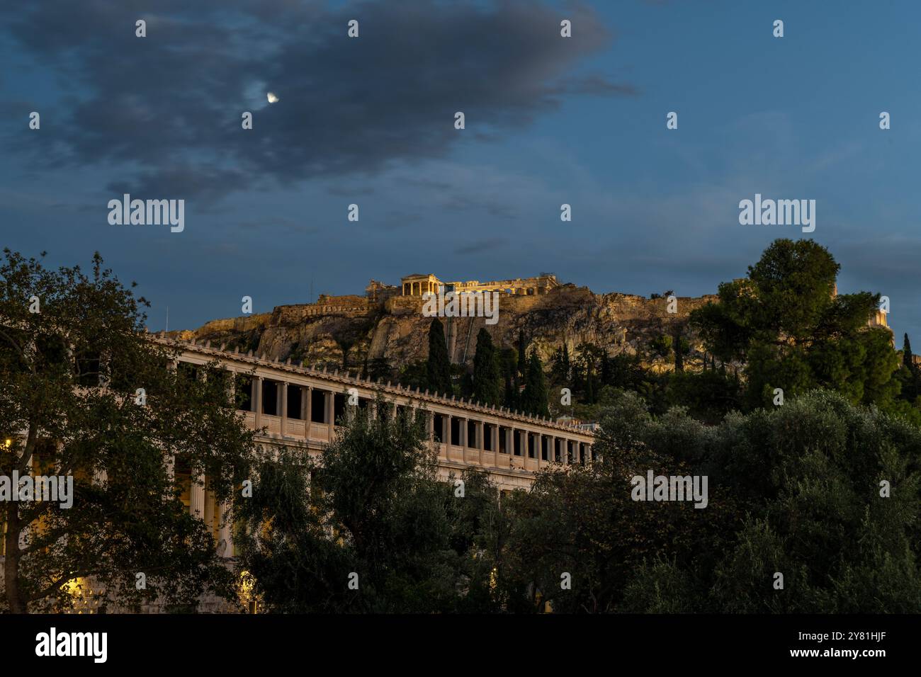 The spectacular view of the Acropolis and Parthenon high on the hill ...