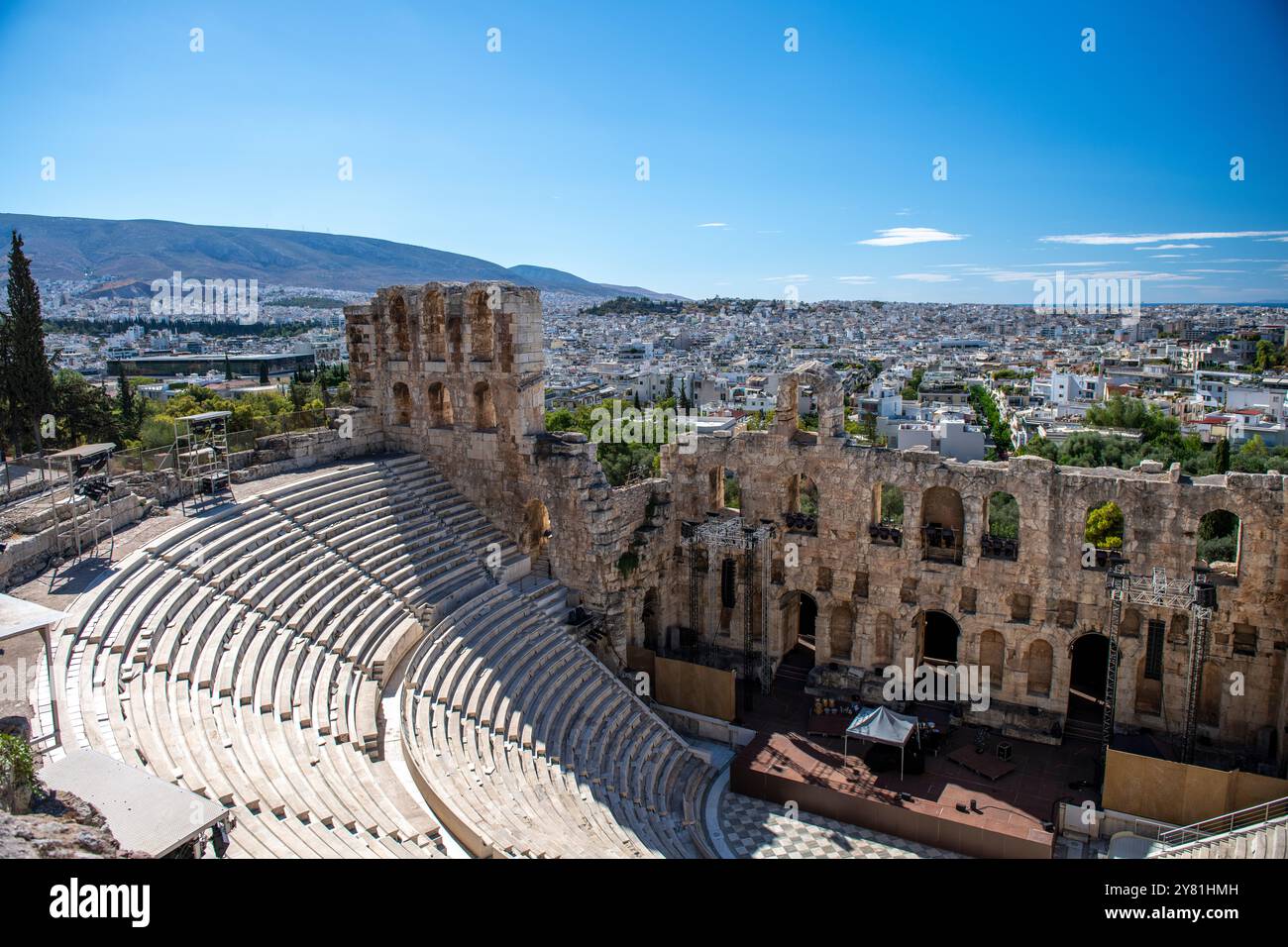 The spectacular view of the Acropolis and Parthenon high on the hill ...