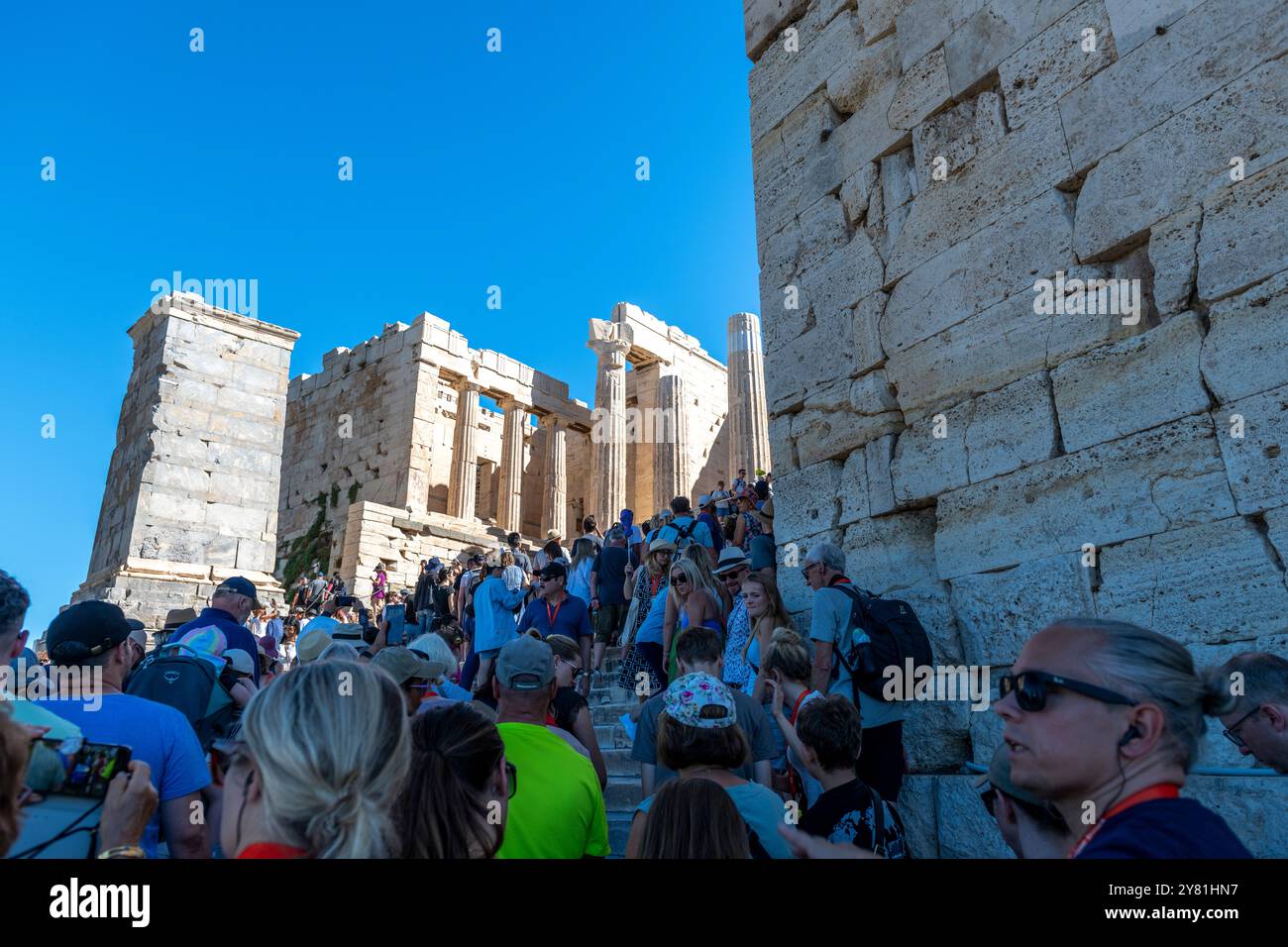 The spectacular view of the Acropolis and Parthenon high on the hill ...