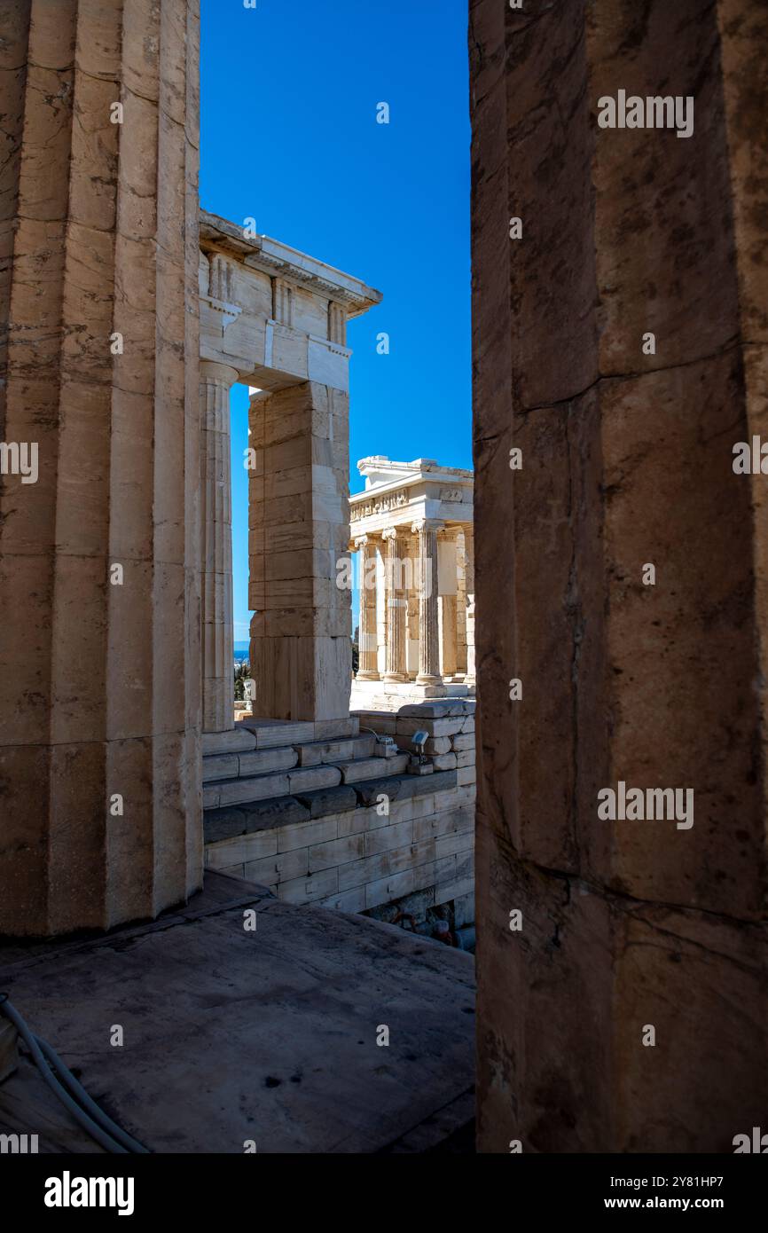 The spectacular view of the Acropolis and Parthenon high on the hill ...