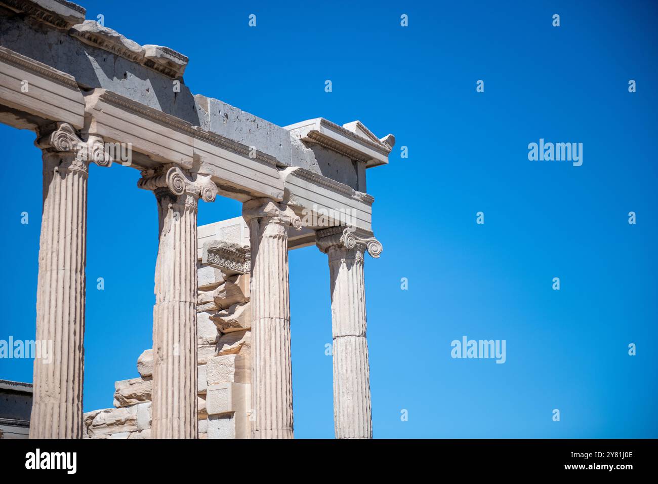 The spectacular view of the Acropolis and Parthenon high on the hill ...