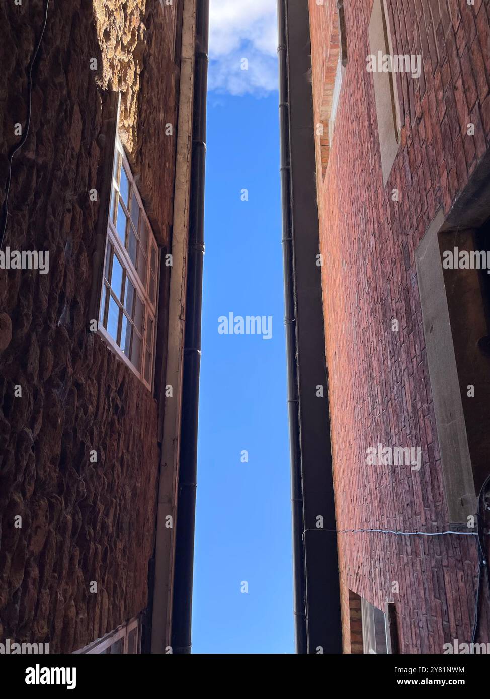 Looking up sky between buildings hi-res stock photography and images ...