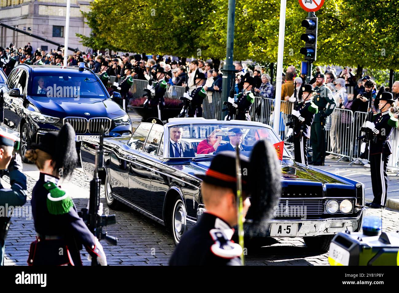 Oslo 20241002. The car with King Harald, Queen Sonja and Crown Prince Haakon leaves the Storting ...