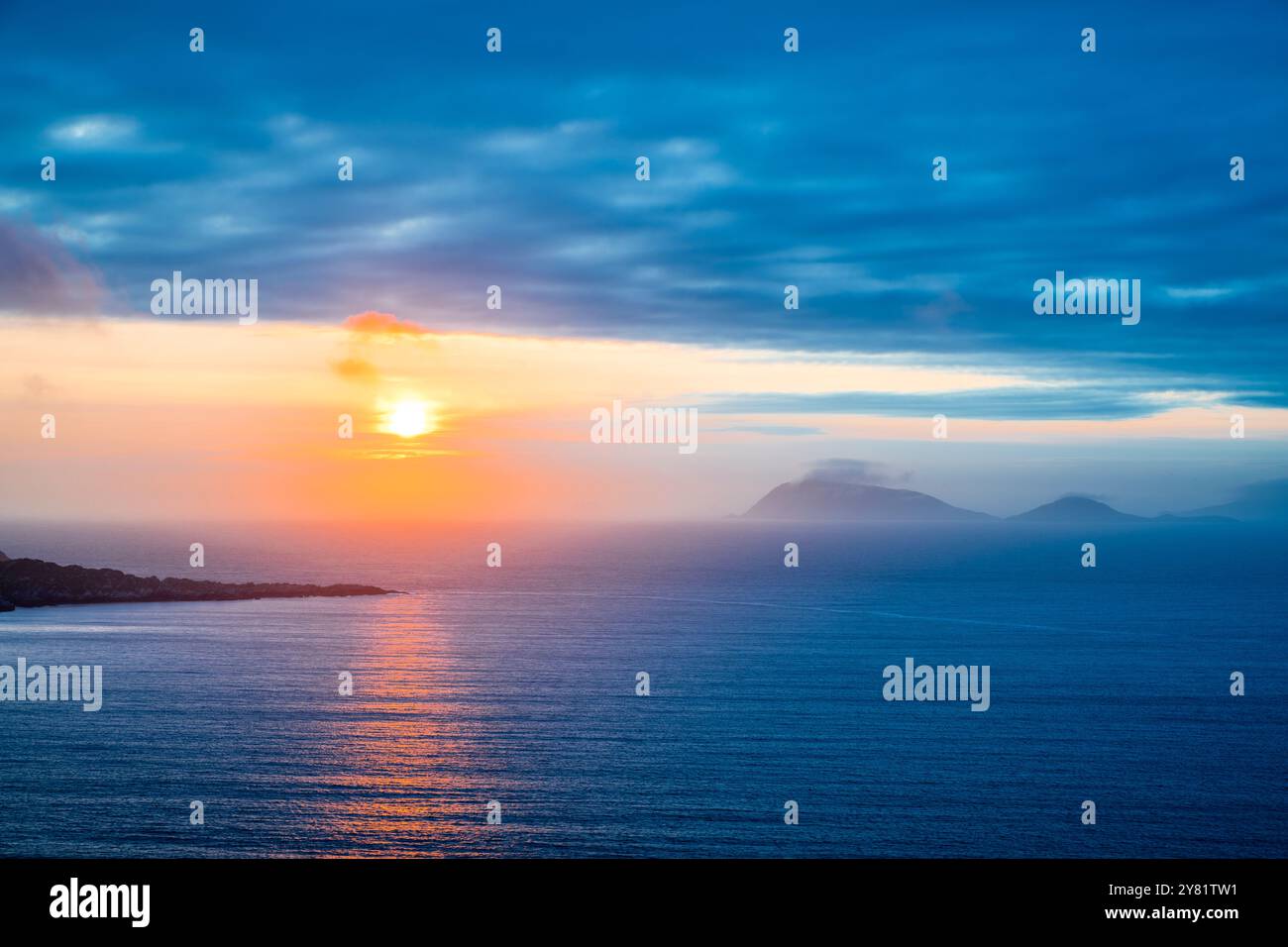 Spectacular sunset over the Atlantic Ocean from Caherkeem (Caherkeen ...