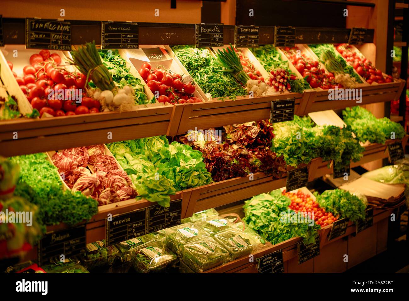 Tomatoes displayed in grocery store hi-res stock photography and images ...