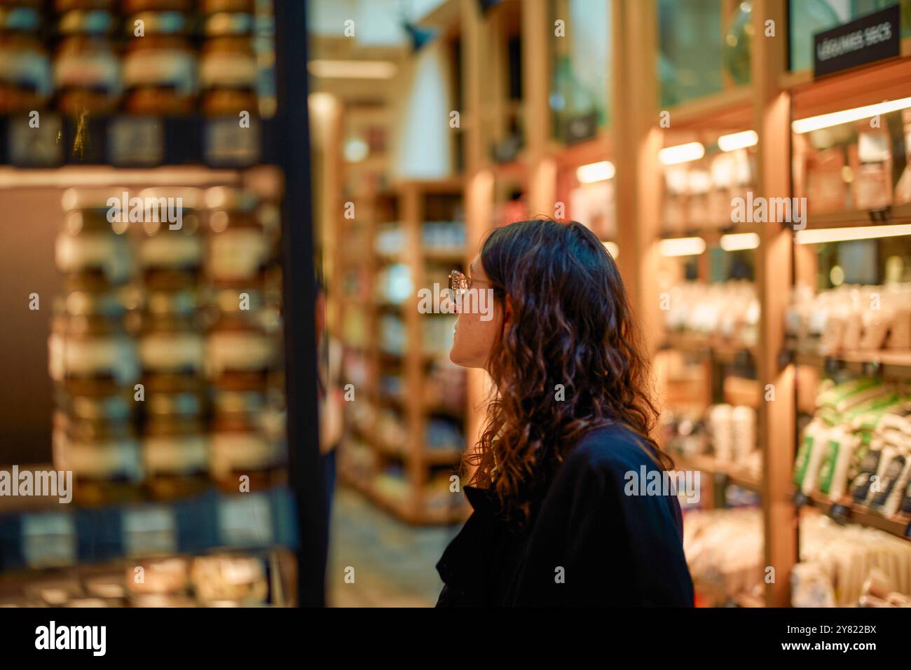 Woman inside retail store hi-res stock photography and images - Alamy