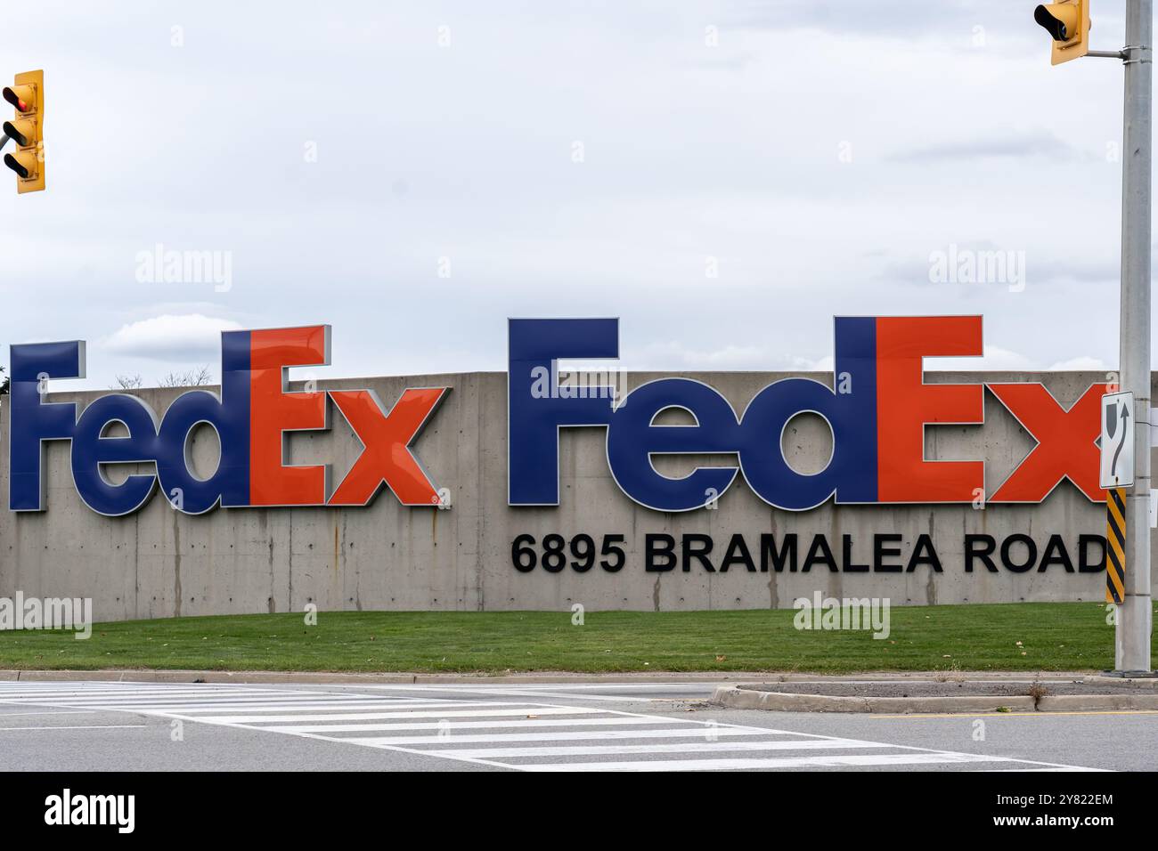 FedEx sign at FedEx Ship Centre in Mississauga, On, Canada Stock Photo ...
