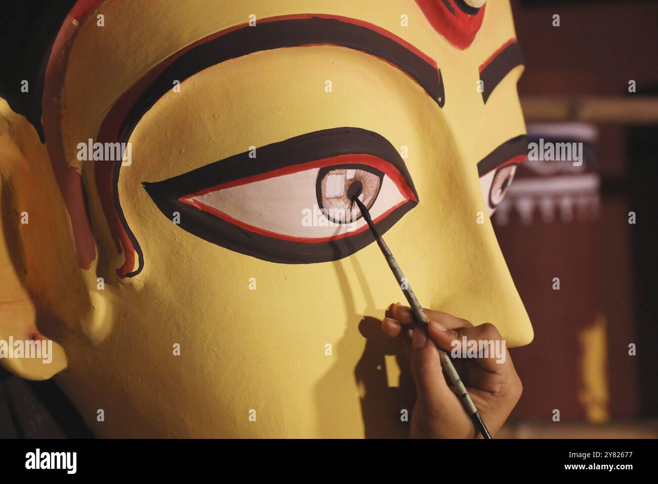 Kolkata, West Bengal, India. 2nd Oct, 2024. An artisan Upshona ...