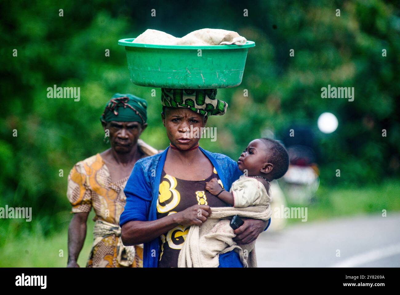 Pigmy Women with a baby in Bindibugyo- Uganda Stock Photo - Alamy
