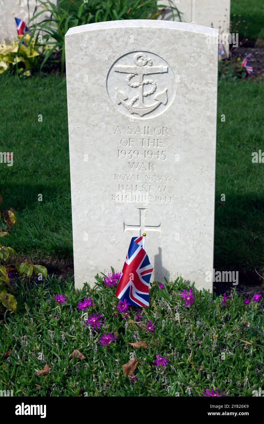 Grave of an unknown Sailor from the Royal Navy, who died in the 1939-45 War, Bayeux War Cemetery ...