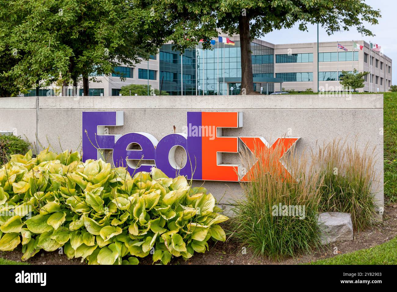 Fedex express logo hi-res stock photography and images - Alamy