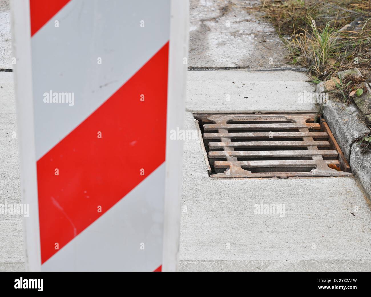 02 October 2024, Brandenburg, Eisenhüttenstadt: A rainwater inlet (also ...