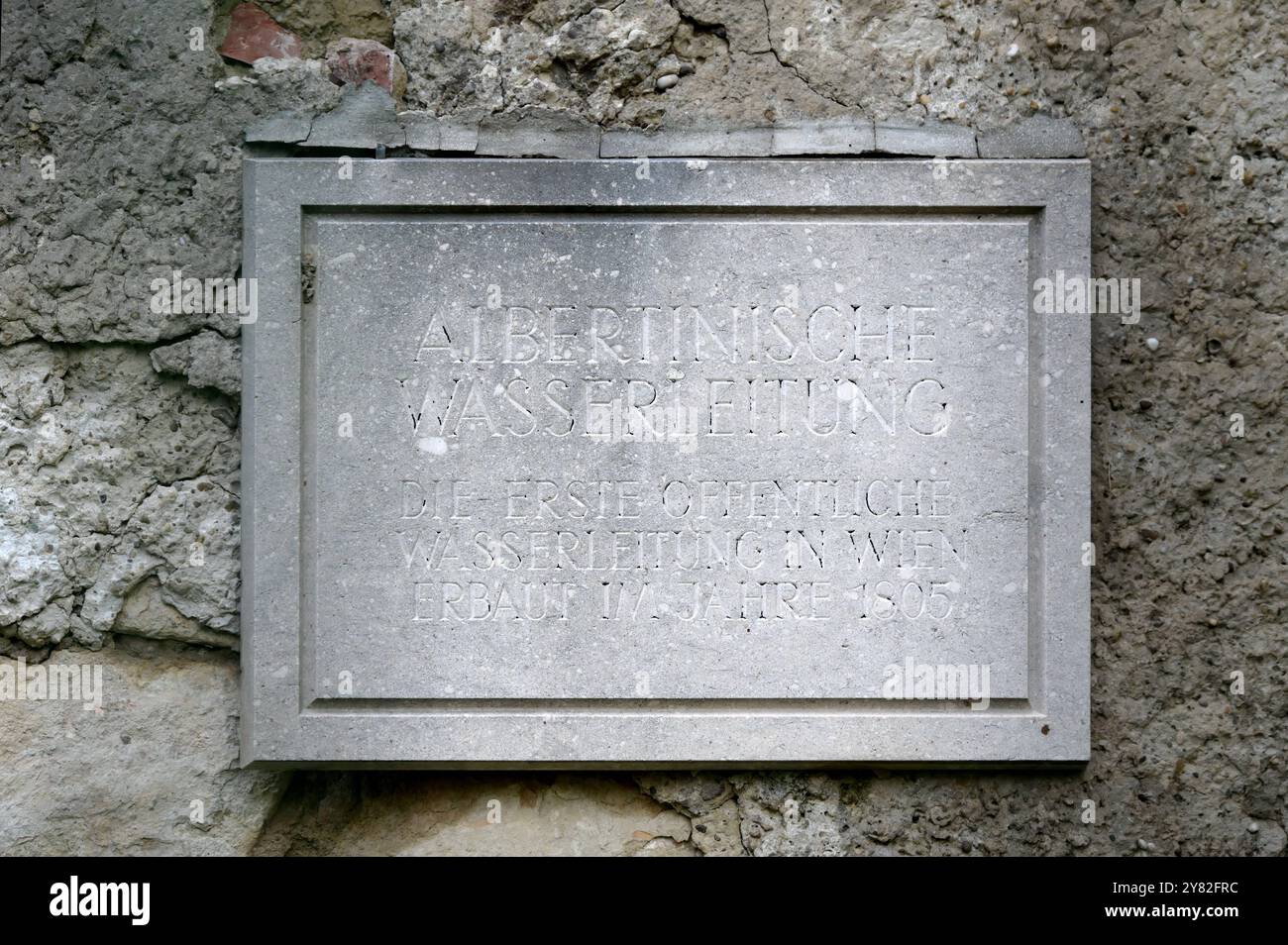 Besuch in Wien, am 23.09.2024. Das Bild zeigt eine Steintafel zu der ...