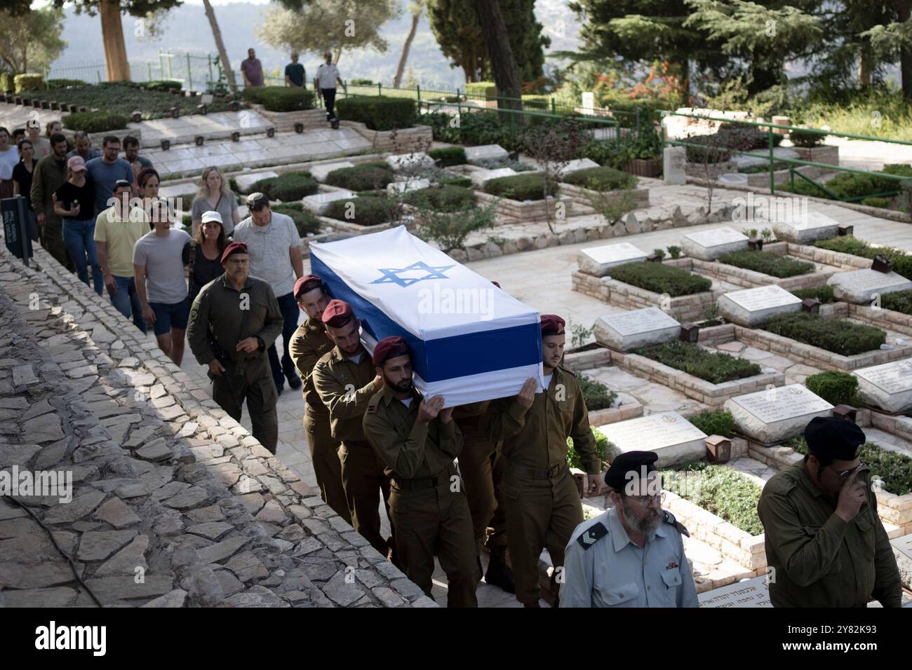 Soldiers carry the coffin of Israeli Army Capt. Eitan Yitzhak Oster ...