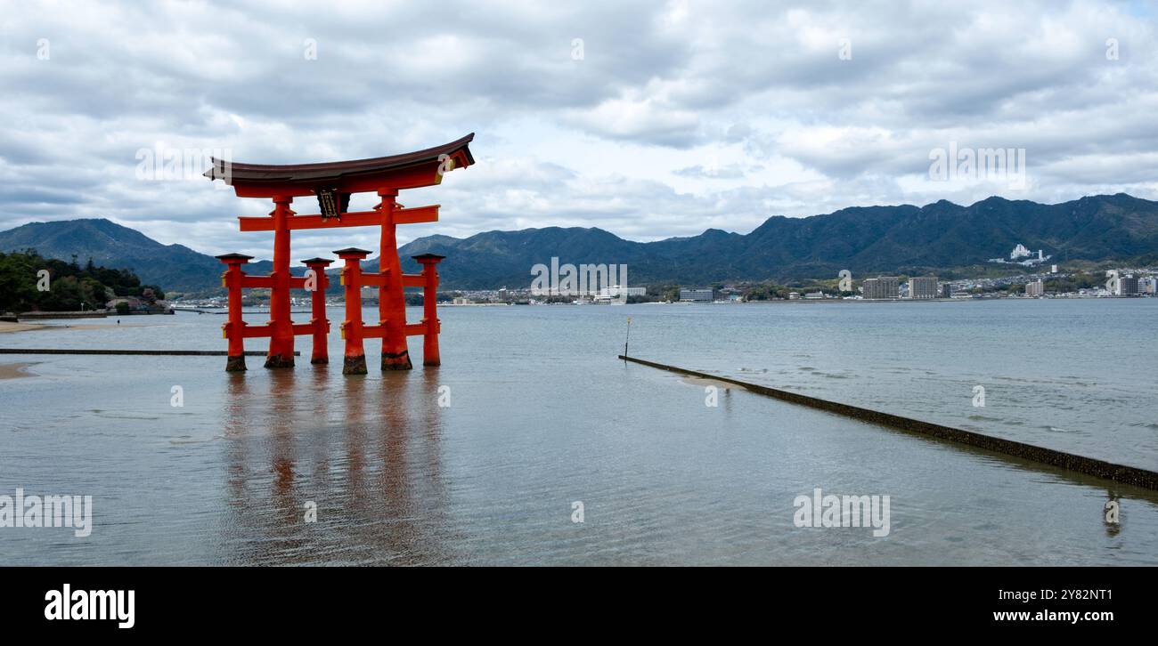 Miyajima island, Japan, Itsukushima Shrine, Shinto floating torii ...