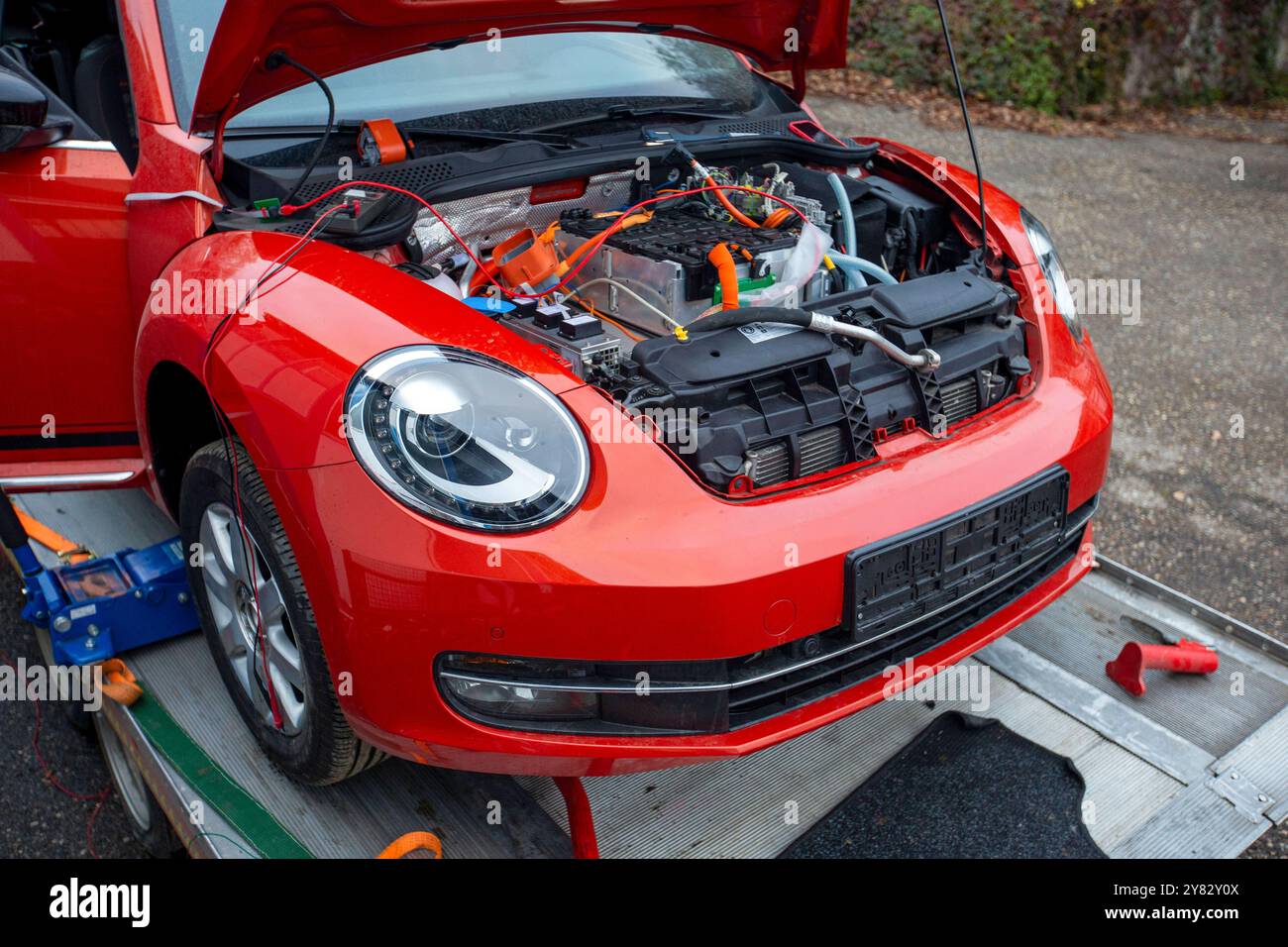 Auf Elektroantrieb umgerüsteter roter Volkswagen VW Beetle New Beetle ...