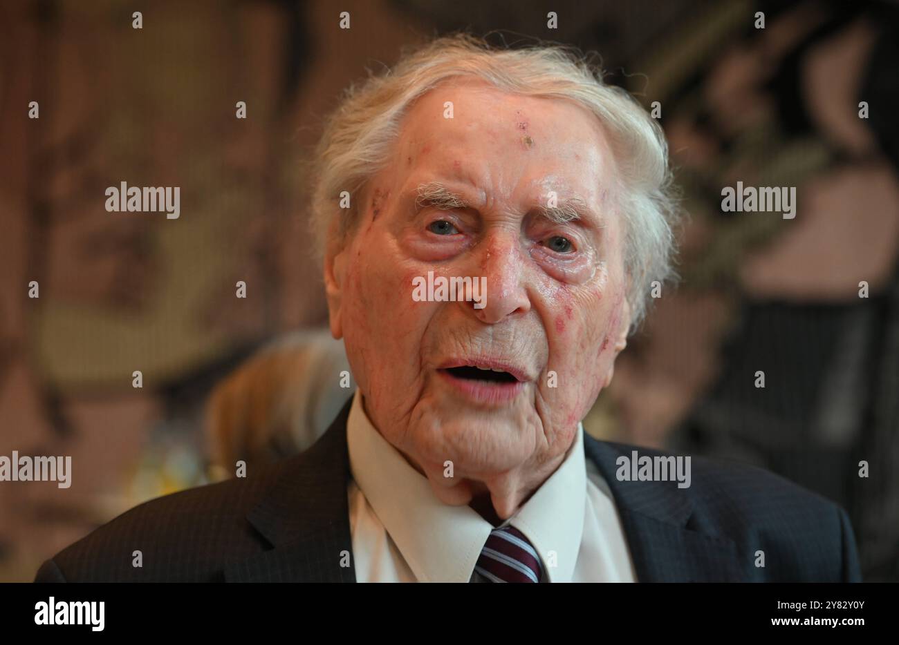 Der Kölner Sänger Ludwig Sebus trägt sich anlässlich seines 99 ...